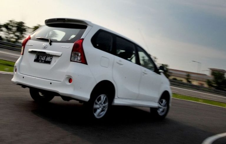 Harga mobil bekas Toyota Avanza 2015 manual hanya Rp 100 jutaan ...